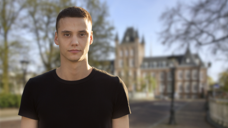 Bart (24): "Ik heb ruzie met mijn ouders omdat ze geen auto voor mij ...