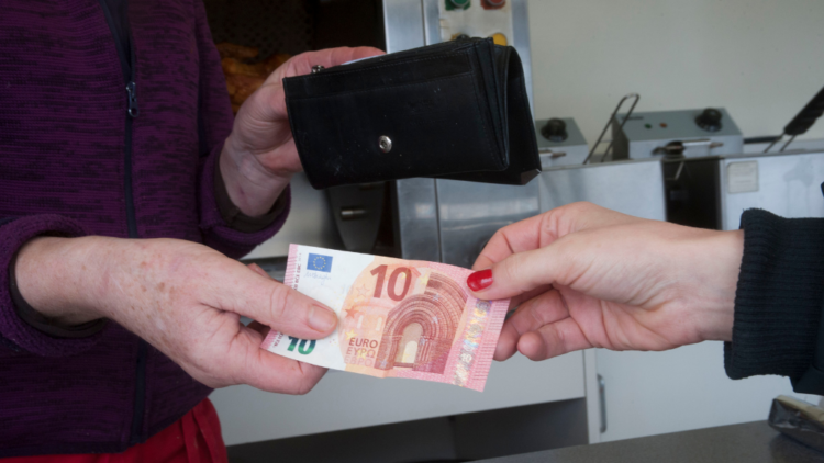 Onderzoek: Contant geld zit vol bacteriën, onder andere de liseria- en ...