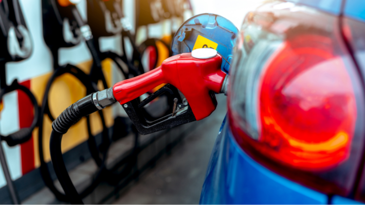 Benzineprijs blijft stijgen en bereikt nu weer hoogste punt: Dit ga je ...
