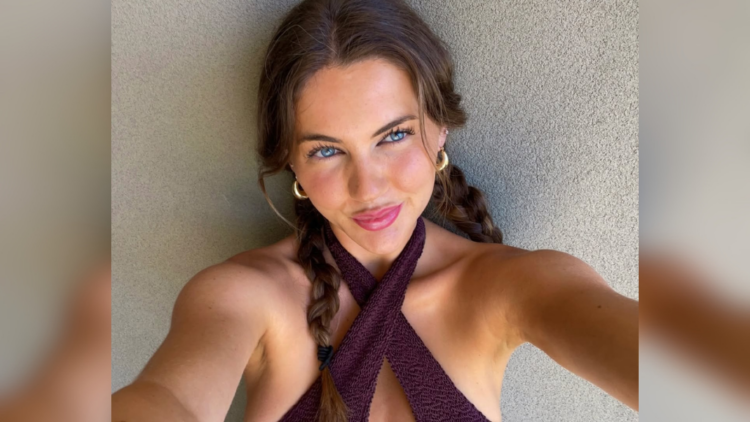 FOTO'S: Charlotte deelt gedurfde bikinifoto's vanaf het strand