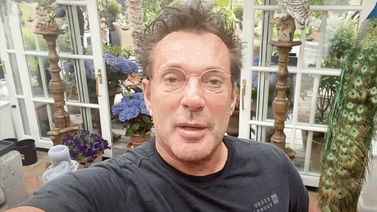 Gerard Joling komt telefoon niet meer in door ingrijpende facelift ...