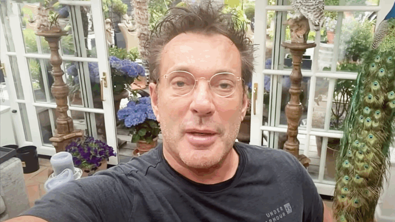 Gerard Joling komt telefoon niet meer in door ingrijpende facelift ...