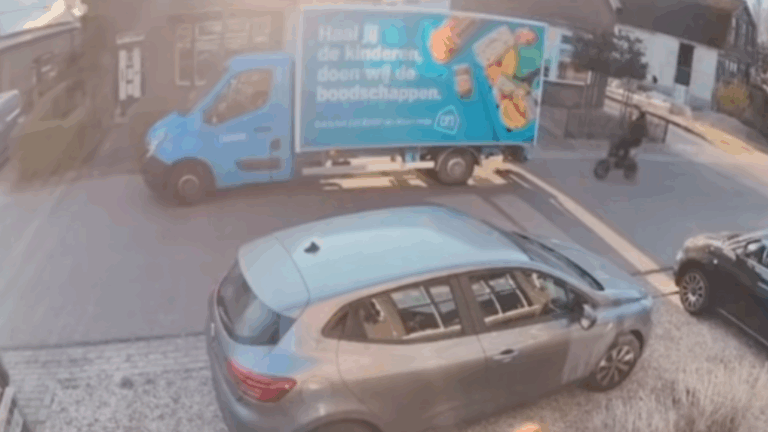 VIDEO: Jongen op fatbike kijkt niet uit en knalt met volle vaart tegen ...