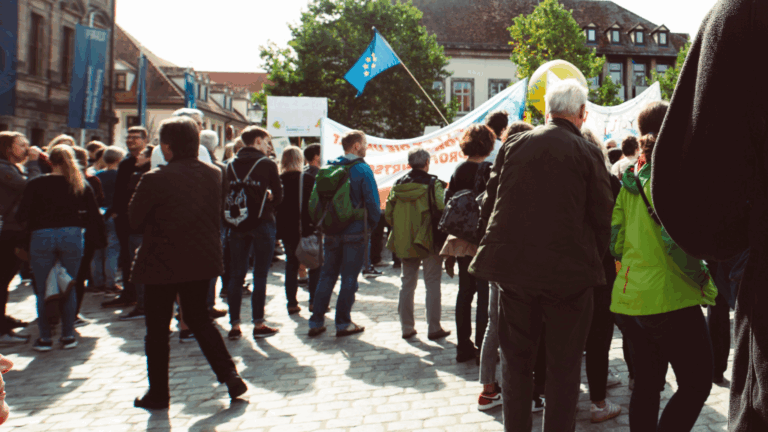 Extinction Rebellion blokkeert opnieuw toegang kippenvoerfabriek De Heus in Ravenstein