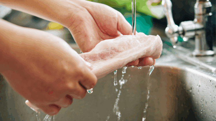 Let goed op: dit is waarom je altijd vlees moet afspoelen met water