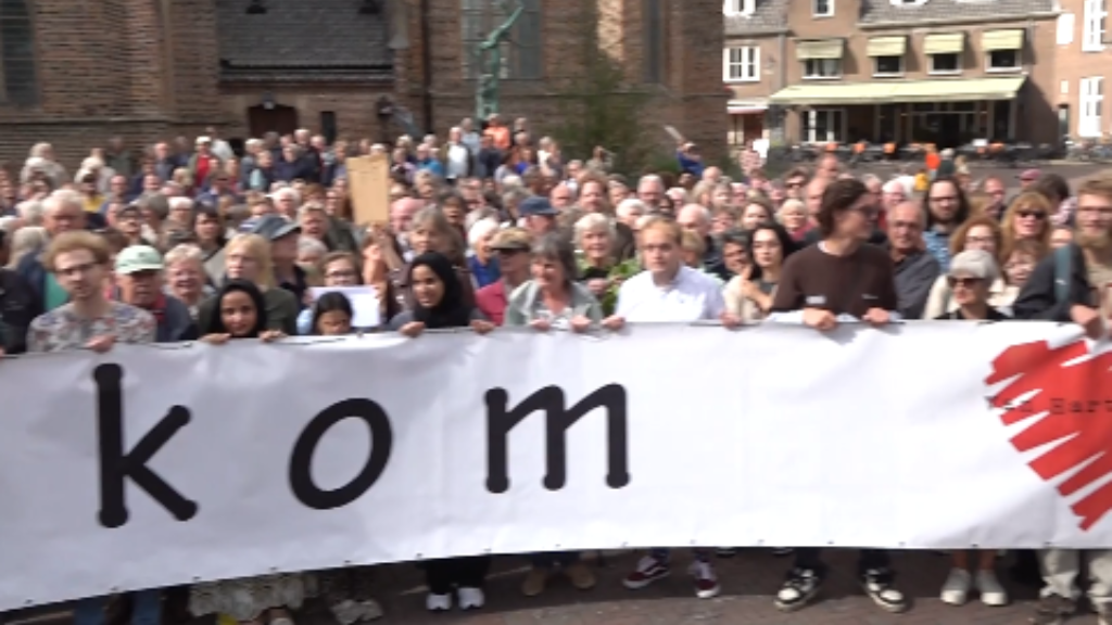 Grote demonstratie tegen nieuwe asielwetten: ‘Vluchtelingen blijven ...