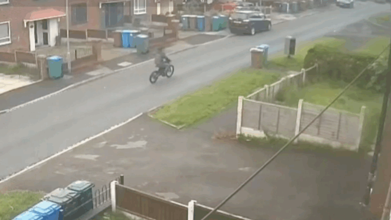 VIDEO: Vader achtervolgt fatbikedief en ramt hem van de weg