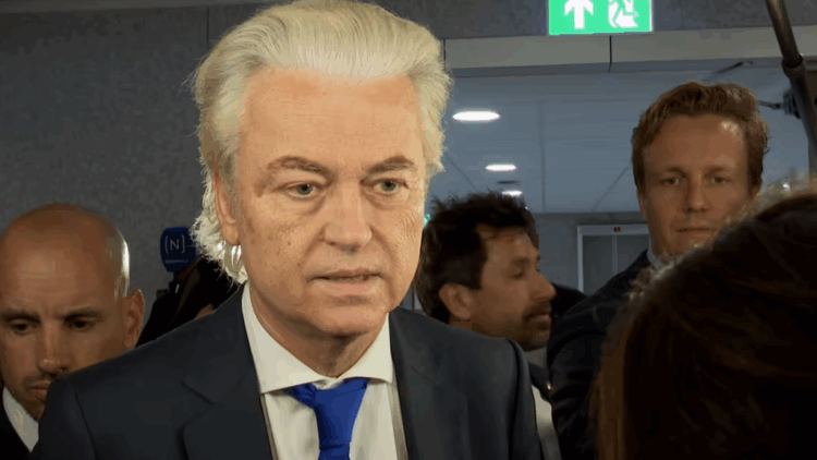 Geert Wilders geschrokken van activist op zijn stoel in de Tweede Kamer