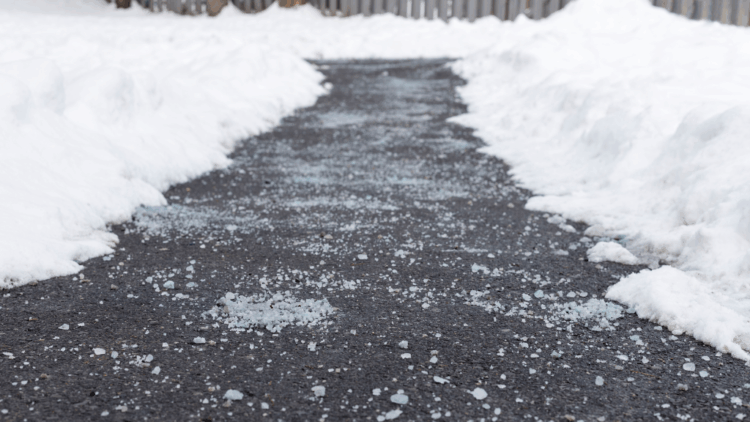 Sneeuw op de stoep: wie moet het weghalen en wie is aansprakelijk bij ...